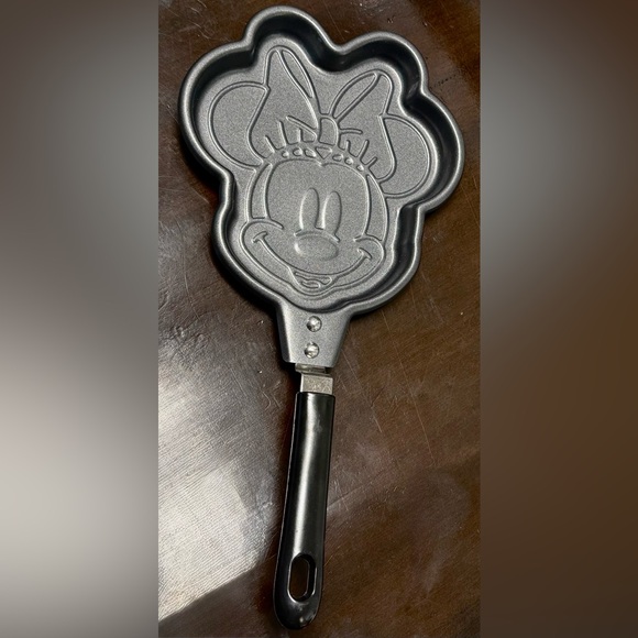Disney | Kitchen | Disney Minnie Mouse Pancake Pan Teflon Coated 2x6 In ...